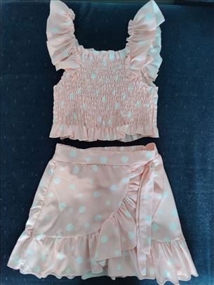 Komplet suknja i majica roze boje i suknja sa šljo