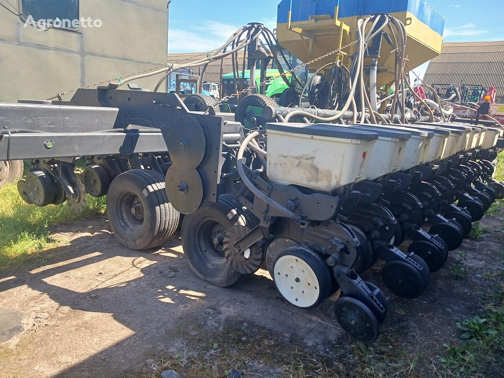 Kinze 3700 Bayer pneumatska precizna sejalica