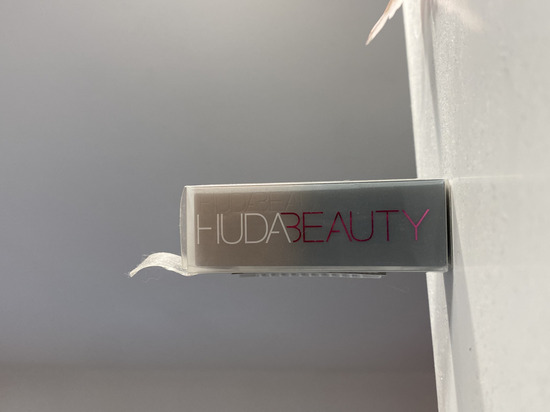 Huda beauty karmin- nijansa staycation