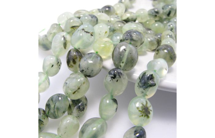 Prirodni poludragi kamen Prehnit, perle nuget polirane, Dimenzjia od 8-12x 8-10 mm . Niz sadrži od 38-40 per ( KPPREHNUG )
