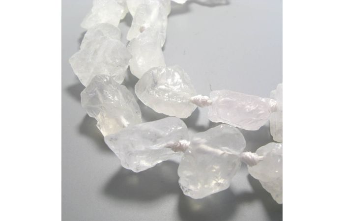 Poludragi kamen Gorski kristal, perle sirove neobradjne, Dimenzjia 15-18x18-25 mm. Niz sadrži od 16-22 perle ( KPGKSIR )