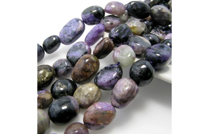 Prirodni poludragi kamen Čarorit, perle nuget polirane, Dimenzjia od 12-14 x 10-12 mm . Niz sadrži od 30-32 perle( KPCARNUG )