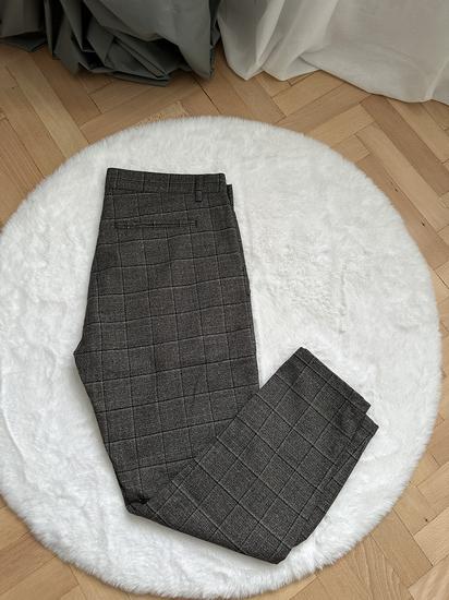 Elegantne karirane pantalone