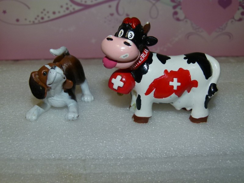 Dve figurice Pas i Svajcarska krava