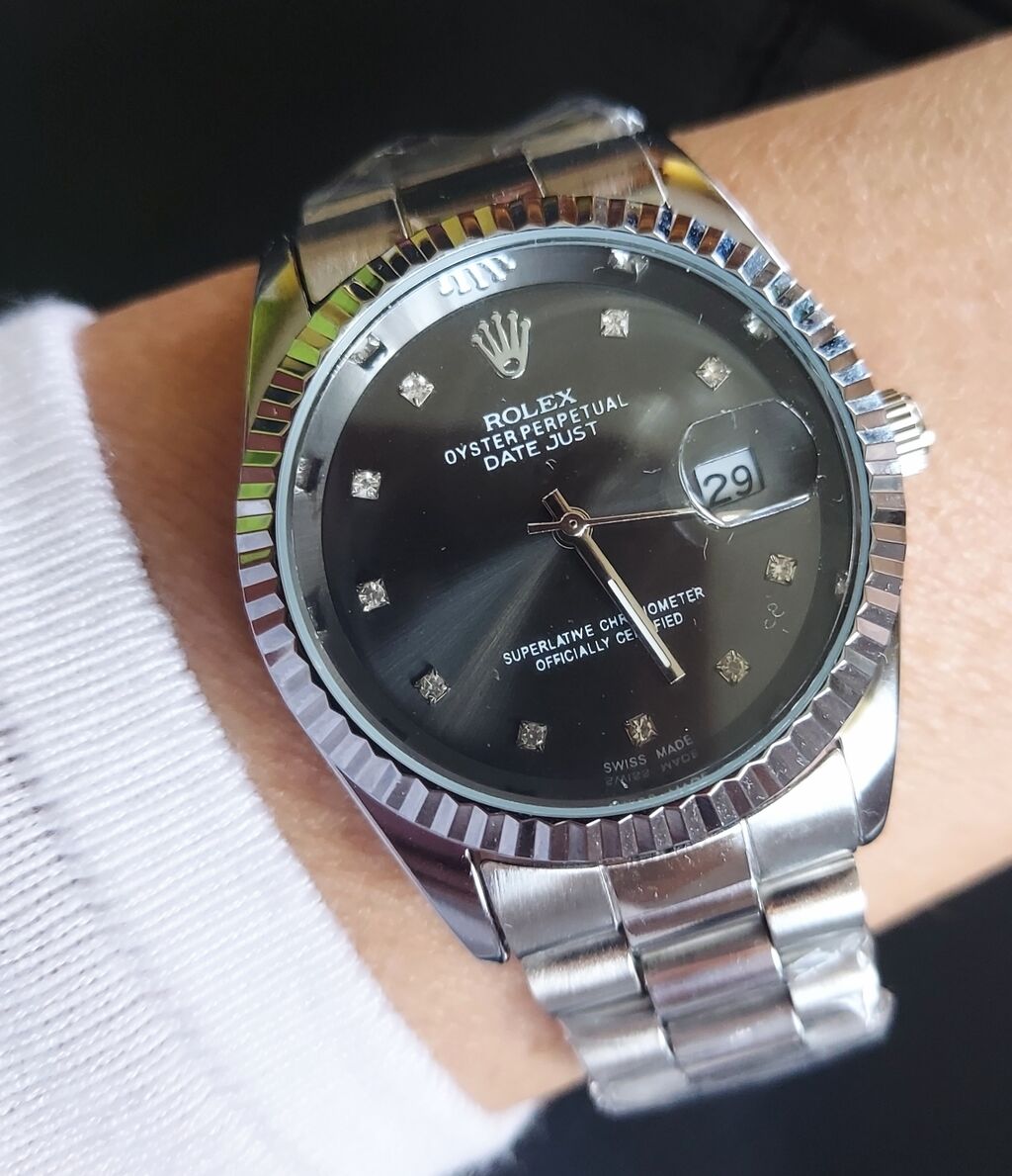 Ženski sat Rolex sa datumom u funkciji. Brojčanik je prečnika 37 mm, u