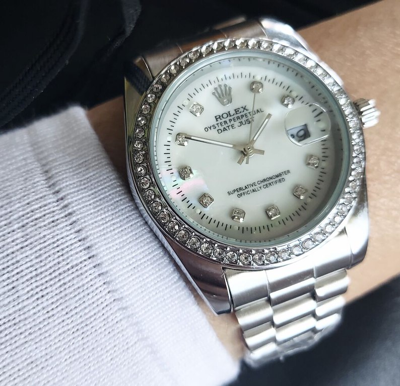 Ženski sat Rolex sa datumom u funkciji. Brojčanik je prečnika 40 mm