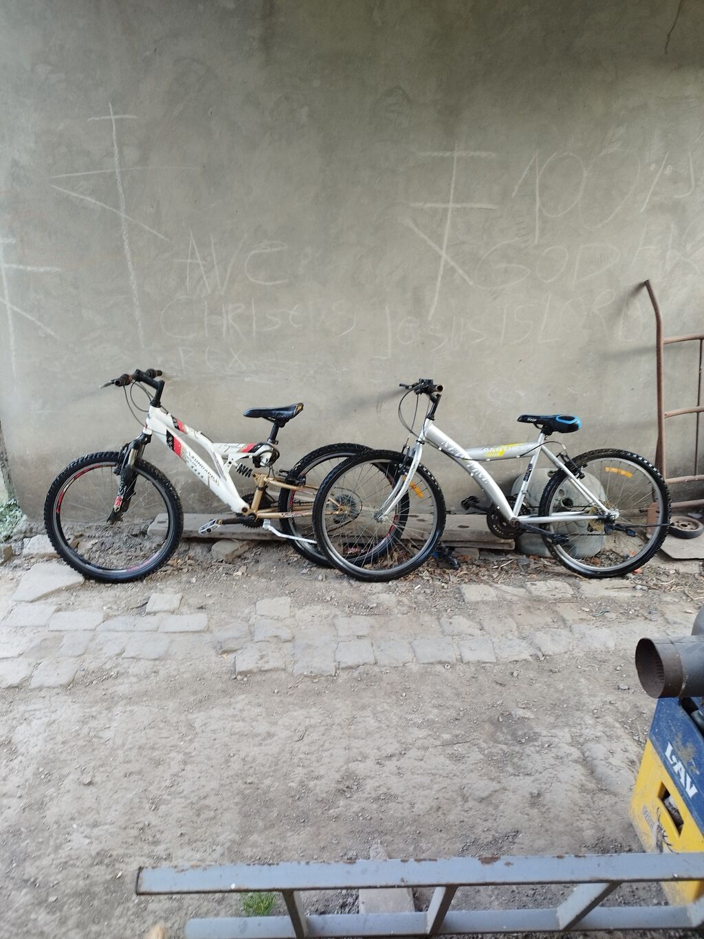 Dva bicikla za prodaju