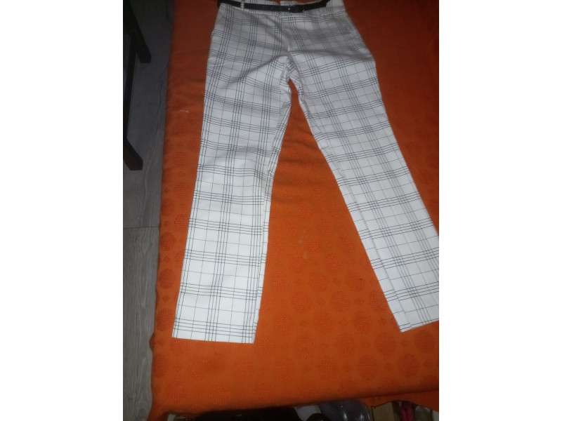 PANTALONE BERSHKA SAVRSENE NOVO XS 34