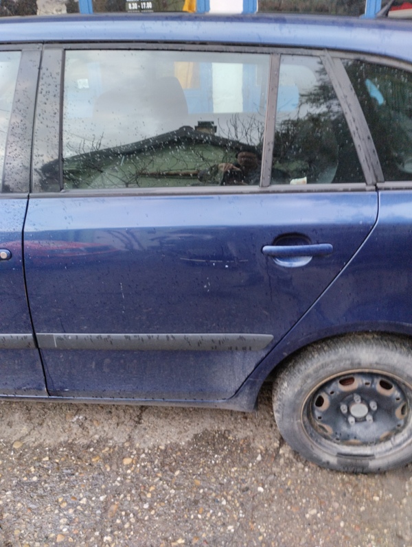 škoda fabia mk2 combi Staklo vrata POZADI LEVO 5J9845205A