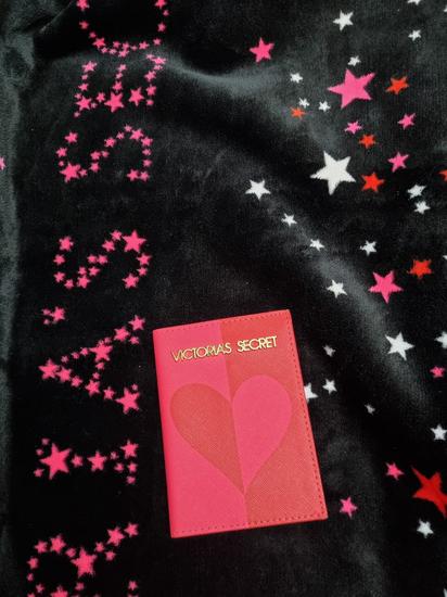 Victoria's Secret futrola za pasoš + poklon!