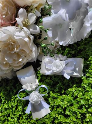 Cvetići za kićenje svatova - bež traka/bela ruža