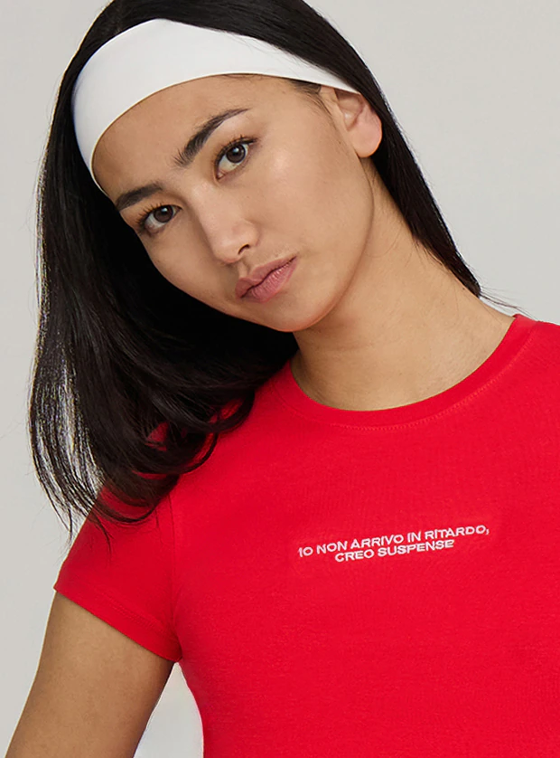 Majica sa zabavnim izvezenim natpisom Crvena