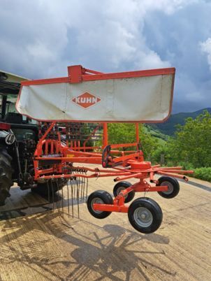 Kuhn GA3801 prevrtač sena