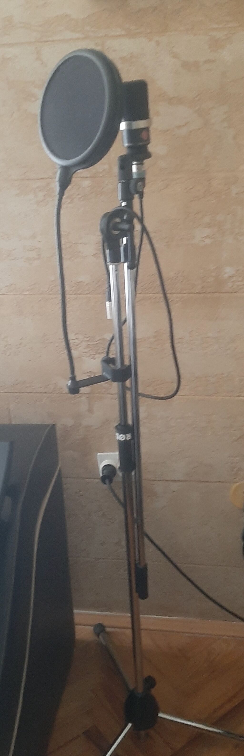 Mikrofon studijski neumann tlm 102 u kompletu sa stalkom