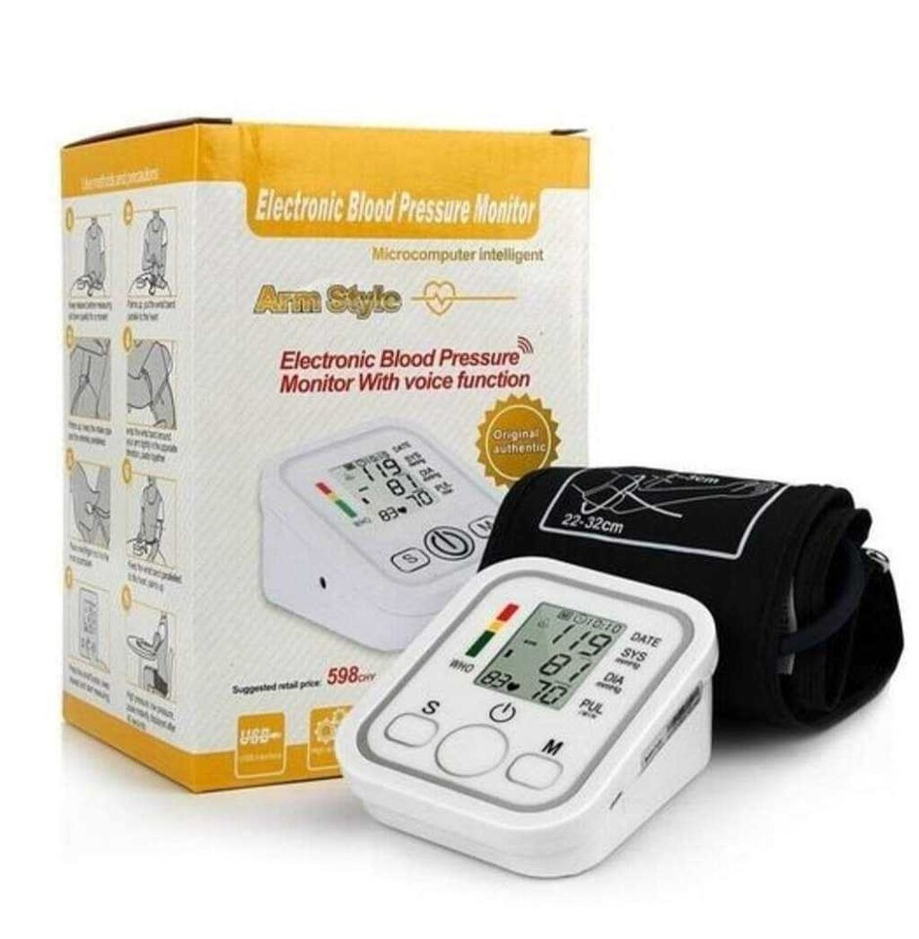 Digitalni elektronski merač krvnog pritiska sa LCD ekranom. Cena