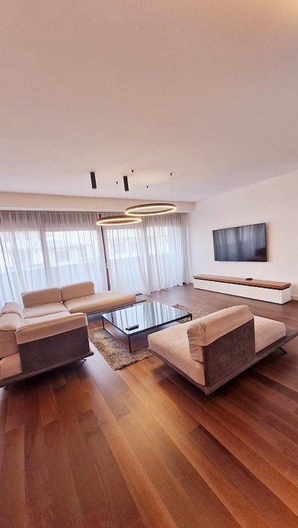 Četvorosoban stan za izdavanje, Vračar, 3. 000€, 158m² /Beograd, Vračar