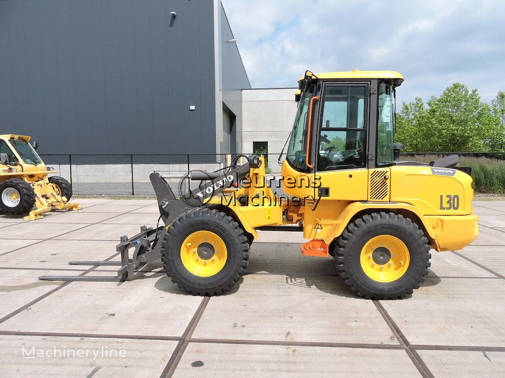 Volvo L30HS prednji utovarivač