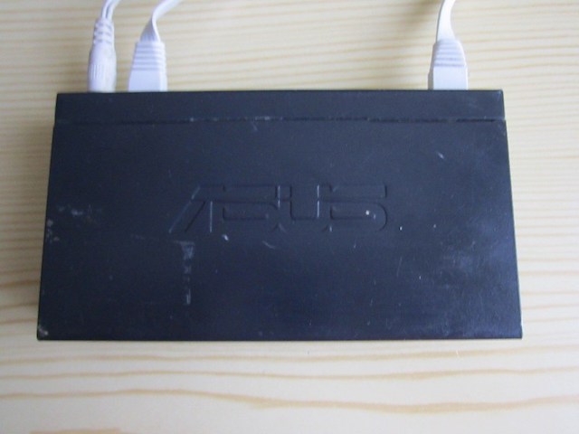 8-mo portni ASUS switch