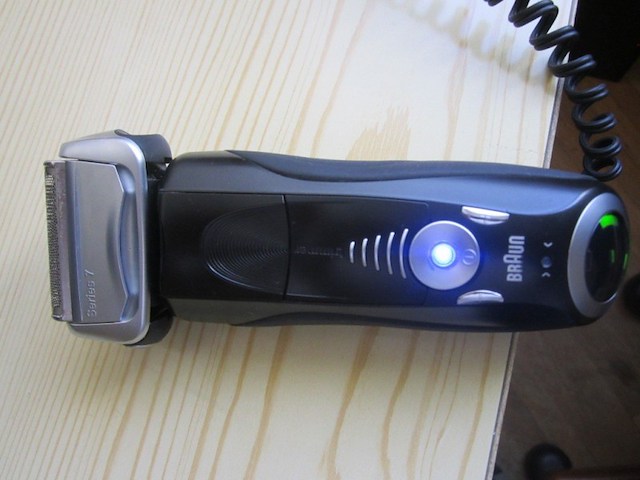 Aparat za brijanje BRAUN Series 7 – crni