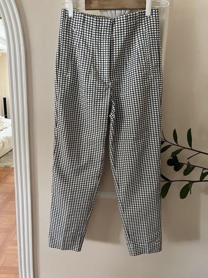 Zara karirane pantalone vel. M novo