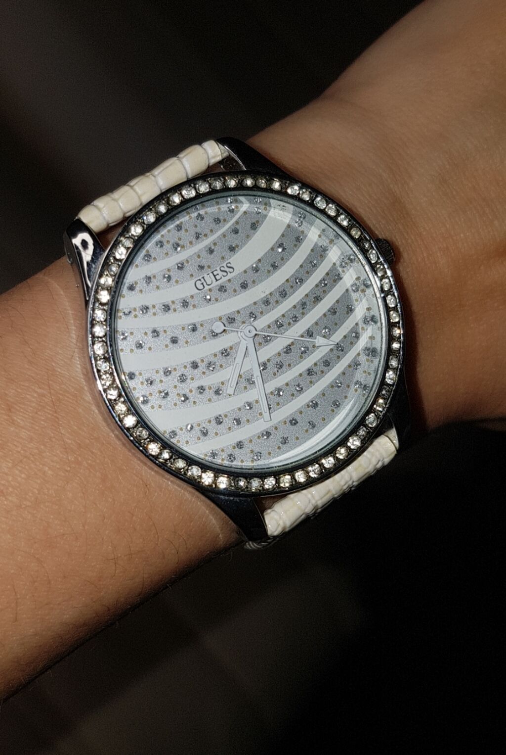Guess prelep nov atraktivan sat, dobijen na poklon ali nije u mom