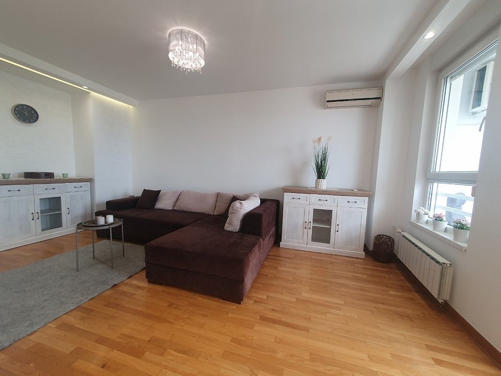 Stan u Bulevaru Crvene Armije, Belvil 103m²