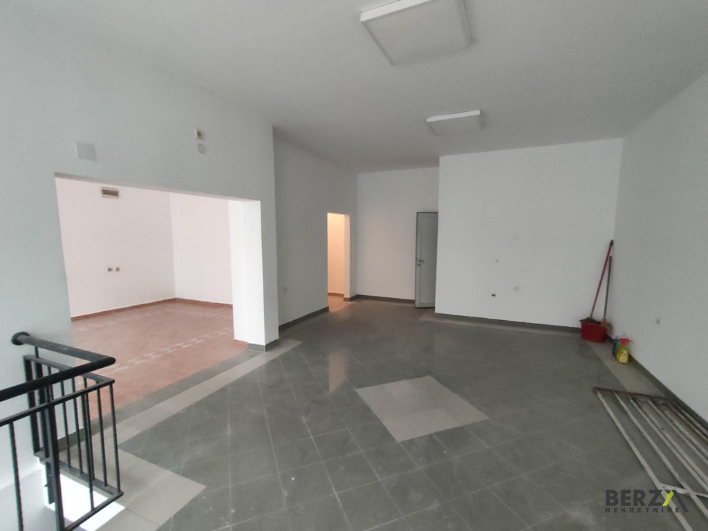 ODLIČAN ULIČNI LOKAL OD 160 M2 NA VRLO PROMETNOM MESTU, ŠIRI CENTAR