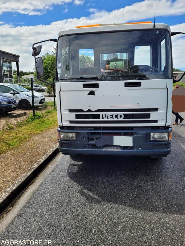 Prodaje se IVECO 130E15 kamion platforme na aukciji