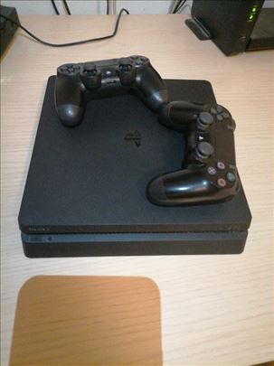 Sony PlayStation 4 + 2 džojstika + 3 igrice