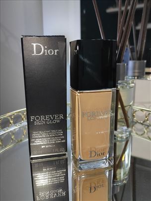 Dior Forever Skin Glow tečni puder