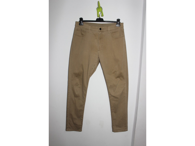 uniqlo muske pantalone M/48 bez pamucne