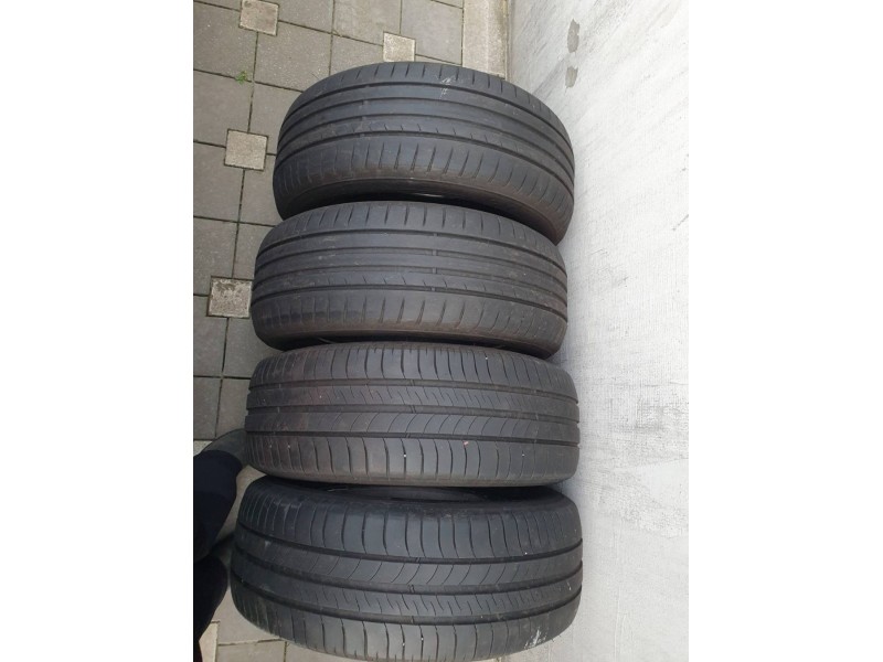2 Dunlop & 2 Michelin gume 215/60/R16
