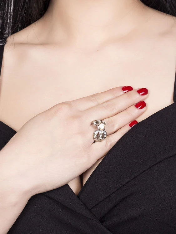 Ženski prsten sa kamenjem
