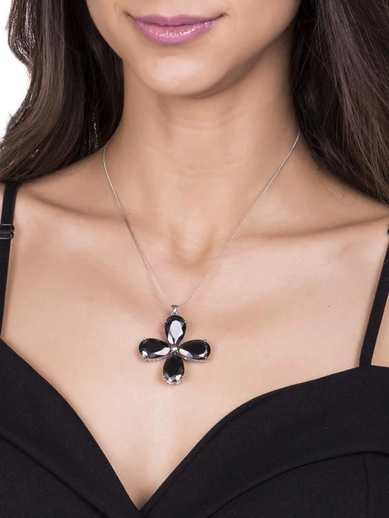Ženska cvjetna ogrlica