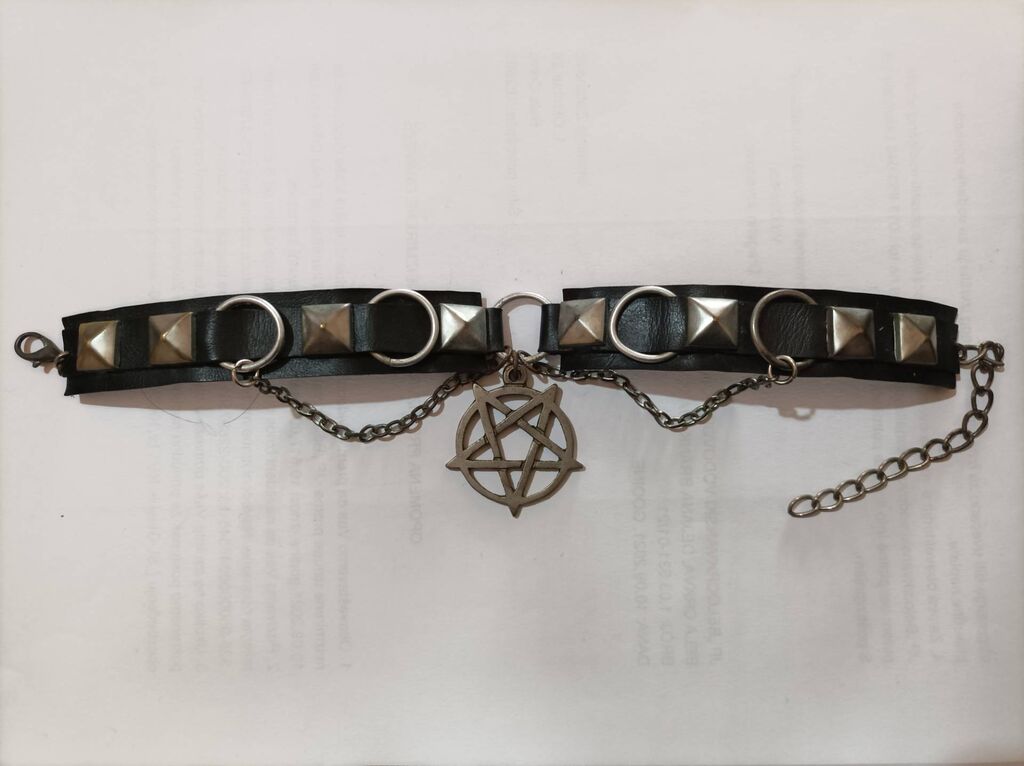 Na prodaju ogrlica choker, sa pentagramom i lancima