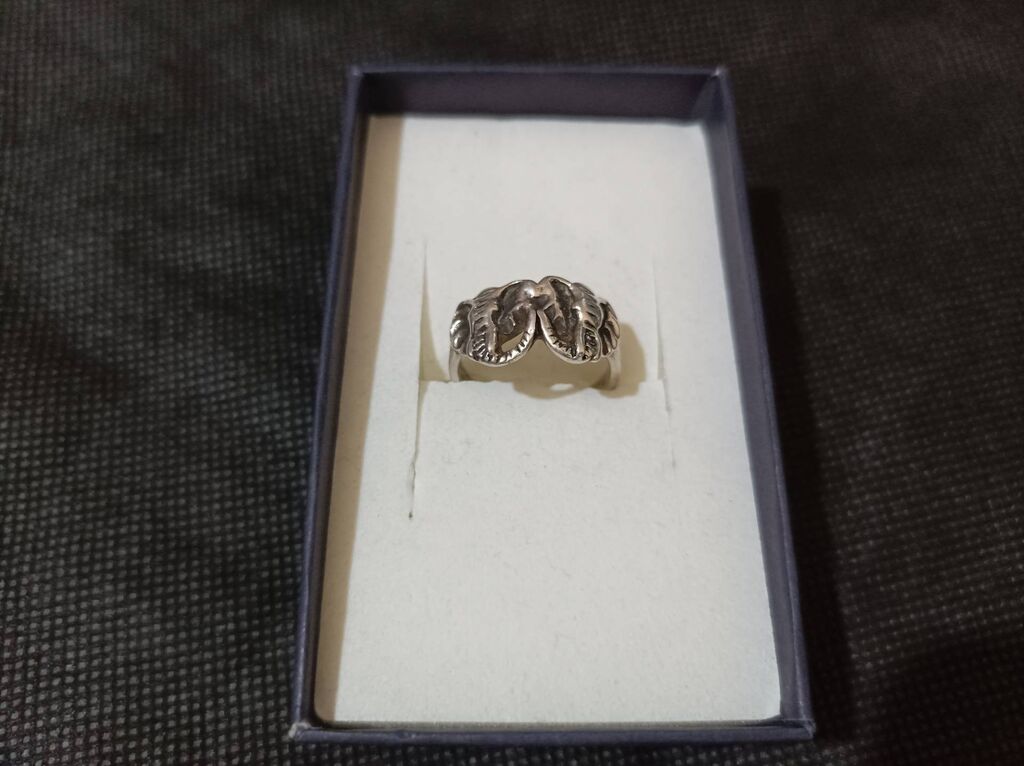 Na prodaju srebni prsten sa slonovima