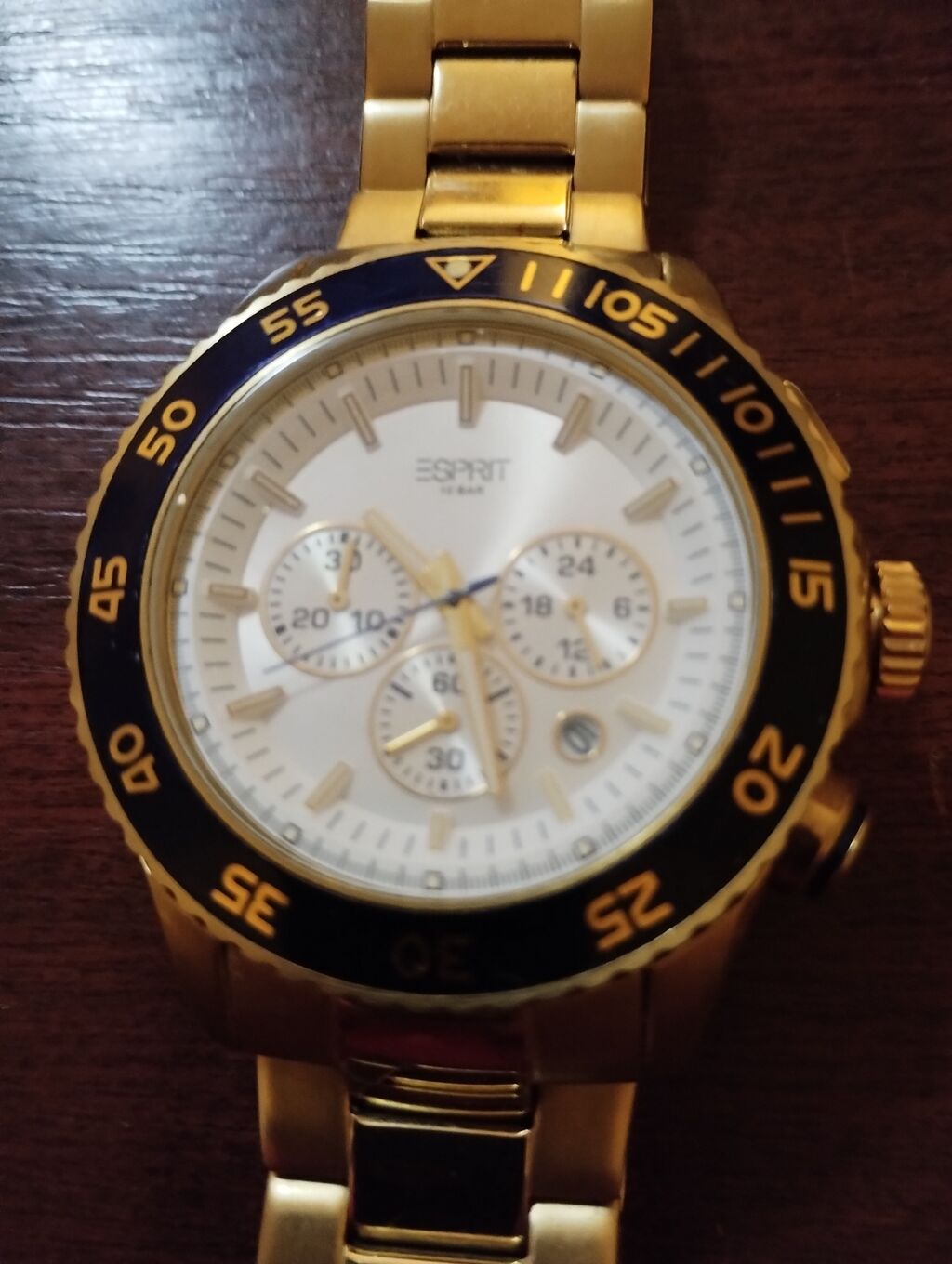 Izuzetno dobar i očuvan sat marke Esprit skoro nenošen. Ispravan