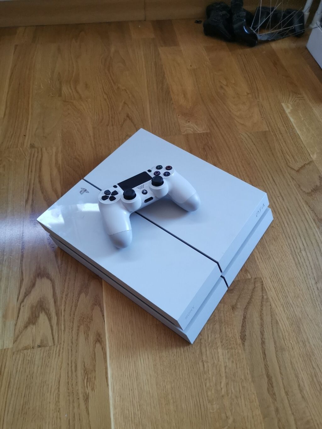 Sony PS4 White Edition u odlicnom stanju ! ! !    Moguca zamena za