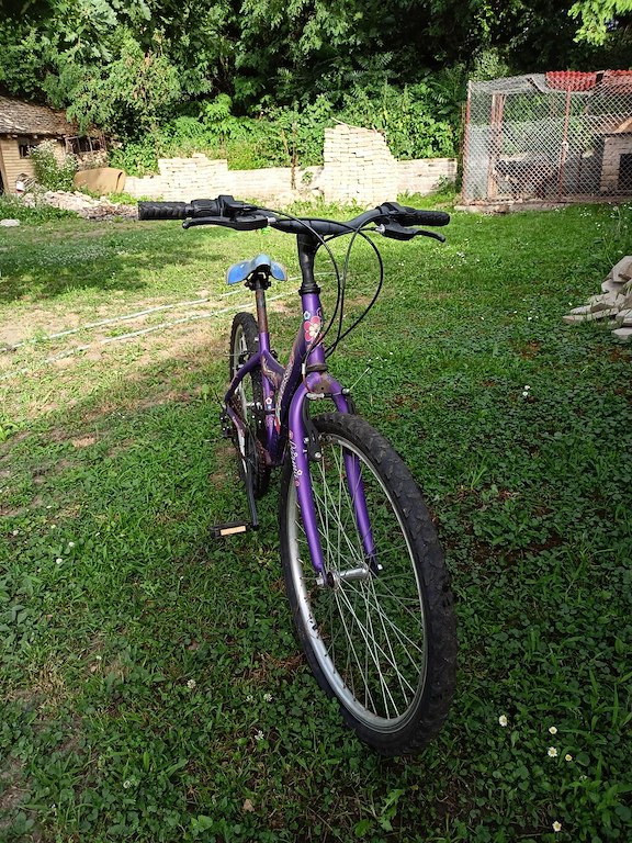 Zensko decije biciklo sa 18 brzina. od nedostataka, nema levu pedalu