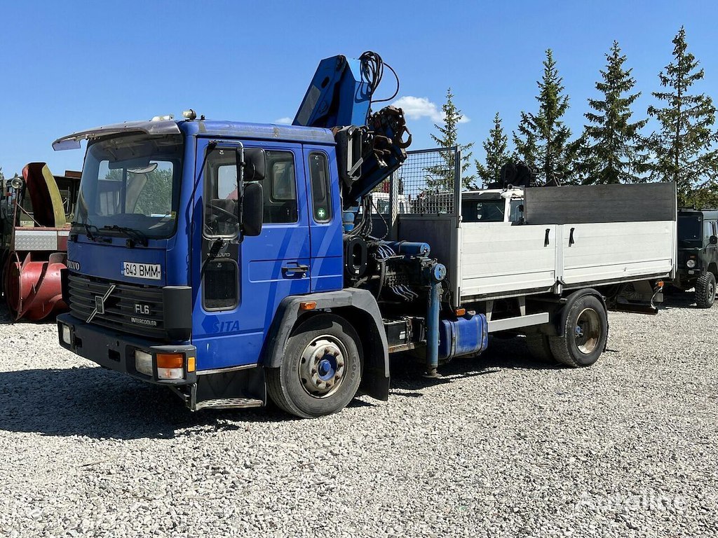 Prodaje se Volvo FL608 + Palfinger kamion s ravnom platformom na aukciji