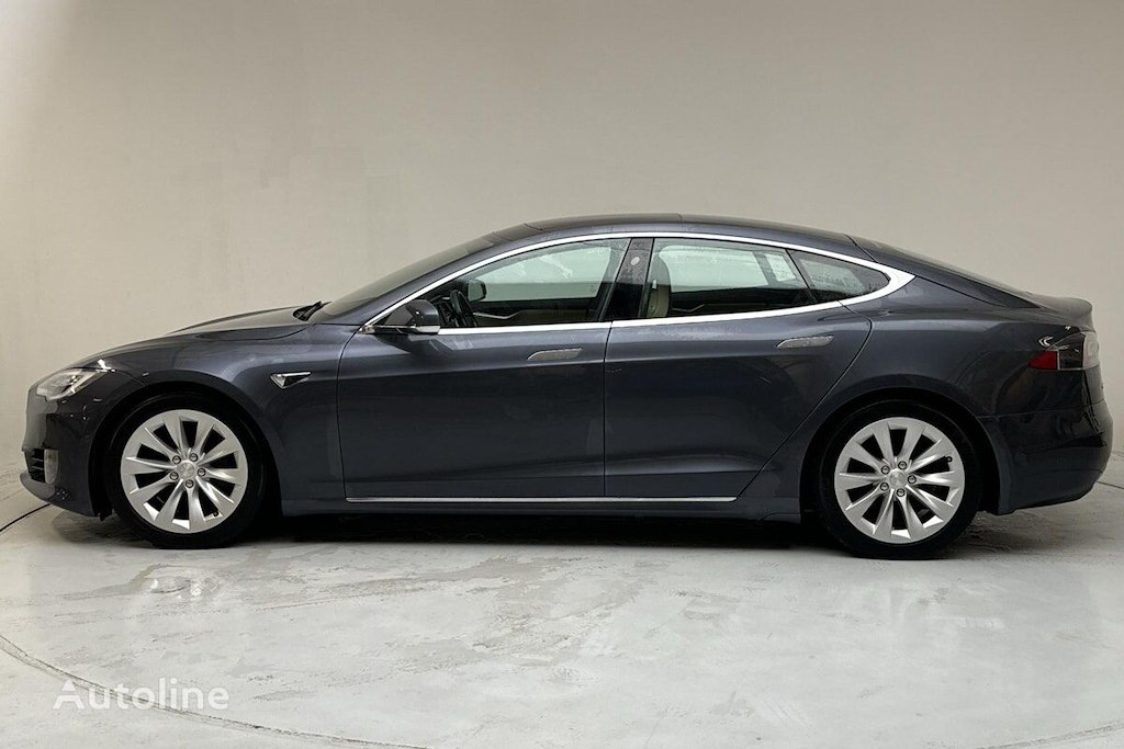 Prodaje se Tesla Model S sedan na aukciji