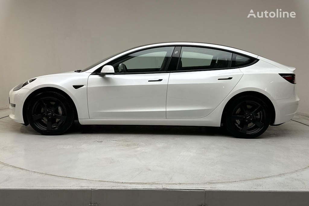 Prodaje se Tesla Model 3 sedan na aukciji