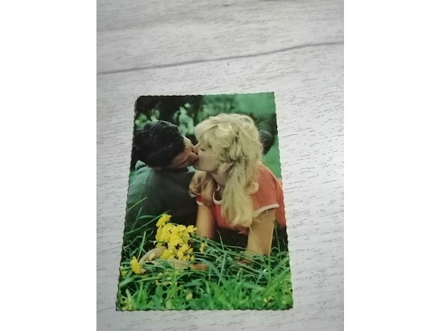 Razglednica - Mladić i devojka se ljube