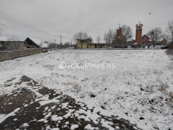 Veliki plac sa objektom u centru Rakitova