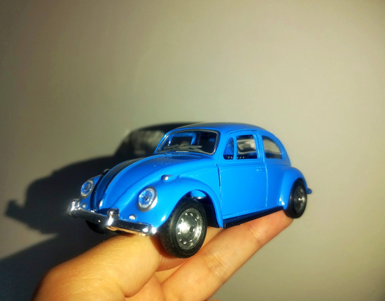NOVO - Retro automobil buba - plavi autić