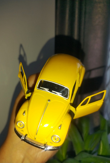 NOVO - Retro automobil buba - žuti autić (taxi)