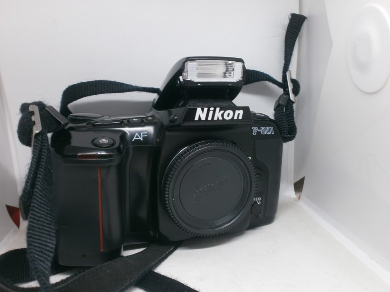 Nikon F-601 telo