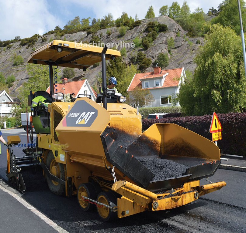 Caterpillar AP300F asfaltni finišer točkaš