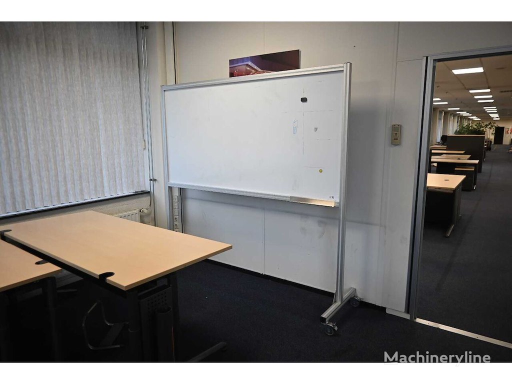 Prodaje se Verrijdbaar aluminium magnetisch whiteboard opremu za prodavnice na aukciji