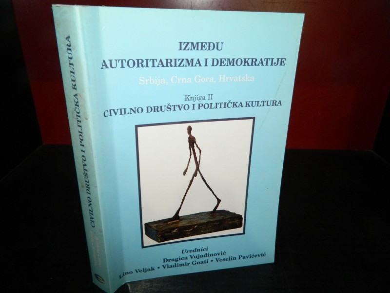 Između autoritarizma i demokratije